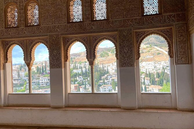 Alhambra and Nasrid Palaces Guided Tour With Tickets - Tour Highlights and Attractions