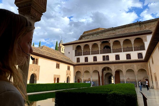 Alhambra and Nasrid Palaces Guided Tour With Tickets - Unmissable Moments During the Tour