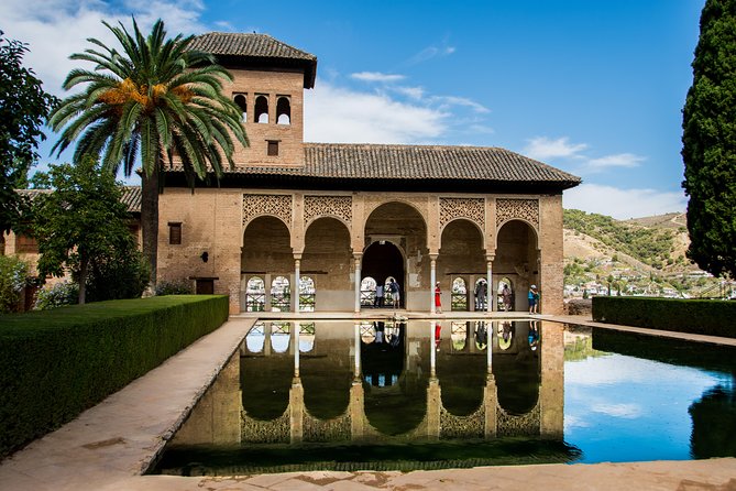Alhambra and Nasrid Palaces Ticket With Audioguide - Architecture and Attractions