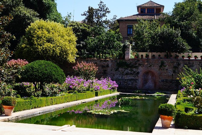 Alhambra Complete: Ticket Skip-The-Line Nasrid Palace and Generalife With Guide - Alhambra: A UNESCO World Heritage Site