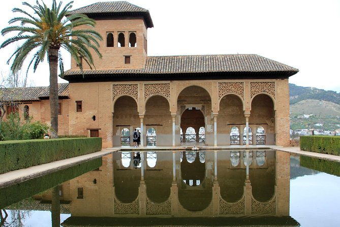 Alhambra Complete: Ticket Skip-The-Line Nasrid Palace and Generalife With Guide - Exploring the Alcazaba and Nasrid Palaces