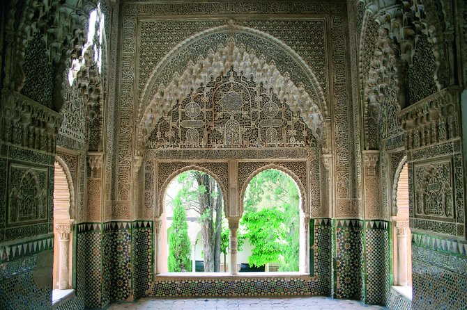 Alhambra Complete: Ticket Skip-The-Line Nasrid Palace and Generalife With Guide - Tour Options and Scheduling