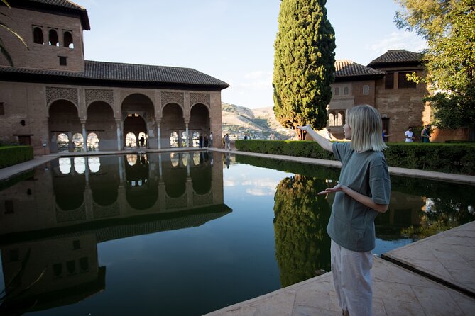 Alhambra Day or Night Private Tour - Exploring the Alhambra by Day