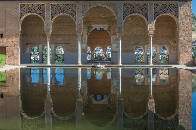 Alhambra & Generalife: Exclusive 3-Hour Private Tour With Tickets Included - The Role of the Specialized Official Guide