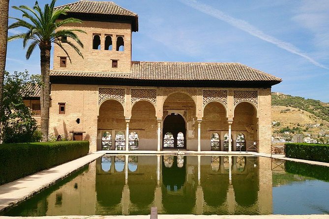 Alhambra Nasrid Palaces and Gardens Tour Skip the Line Tickets - Admiring the Palace of Charles V