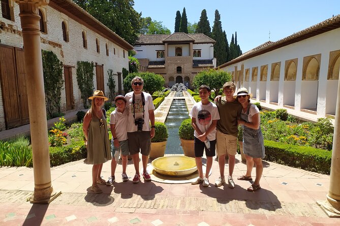 Alhambra: Private Tour for Families - Highlights of the Nasrid Palaces