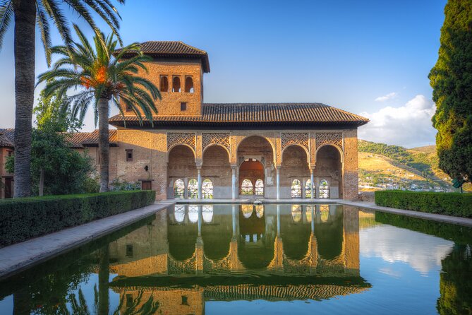 Alhambra Skip-The-Line Tour: Nasrid Palaces, Alcazaba and Generalife - Navigating the Crowds and Logistics