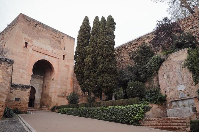 Alhambra tour with Generalife Palace and gardens - FAQ