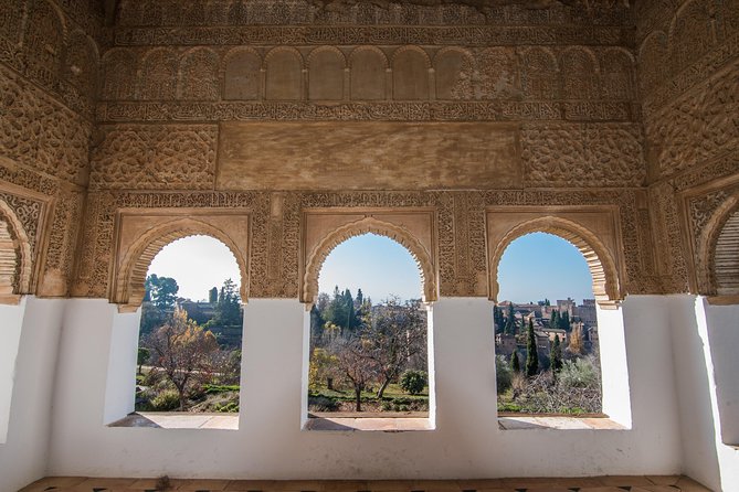 Alhambra With Nazaries Palaces Private Tour From Seville - Discovering the Generalife Gardens