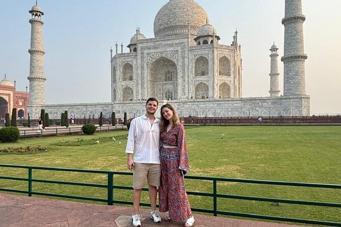 All Inclusive Private Taj Mahal & Agra Tour from Delhi by Car - A Refreshing Break: Lunch at a 5-Star Hotel