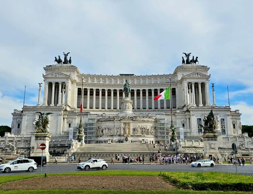 Alternative Walking Tour of Rome's City Center & Hidden Gems - The Experience and Atmosphere