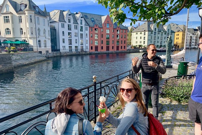 Amazing City Walk in Ålesund Review - Exploring the Historic Hellebroa Bridge
