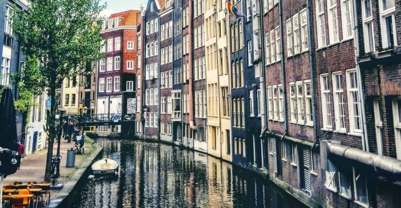 Amsterdam: 3 Hour See and Taste Tour of Historical Centre - Key Points