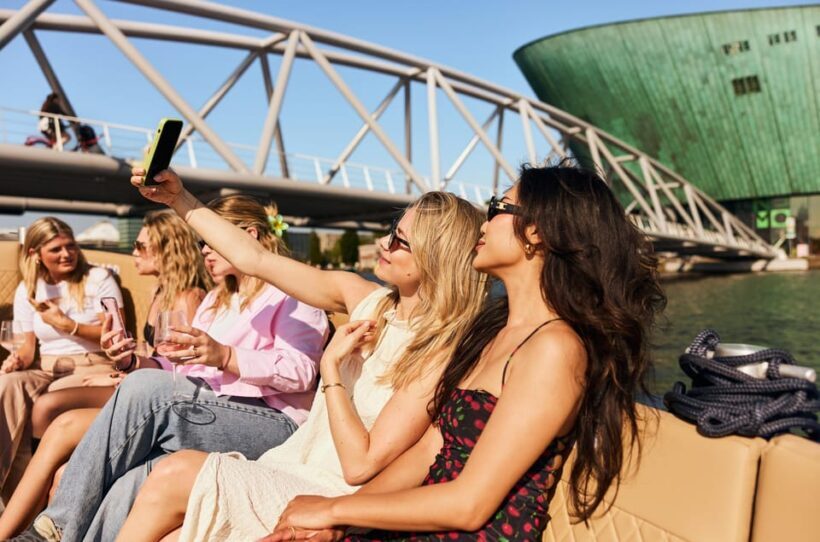 Amsterdam: Cozy Evening Canal Cruise With Open Bar Option - Key Points