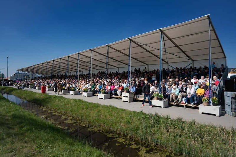 Amsterdam: Day Trip to Flower Parade & Keukenhof on April 18 - Keukenhof Gardens: A Floral Wonderland