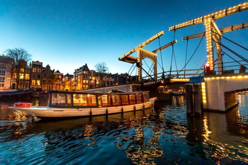 Amsterdam: Evening Canal Cruise with (Open) Bar on Board - Authentic Insights from Reviews
