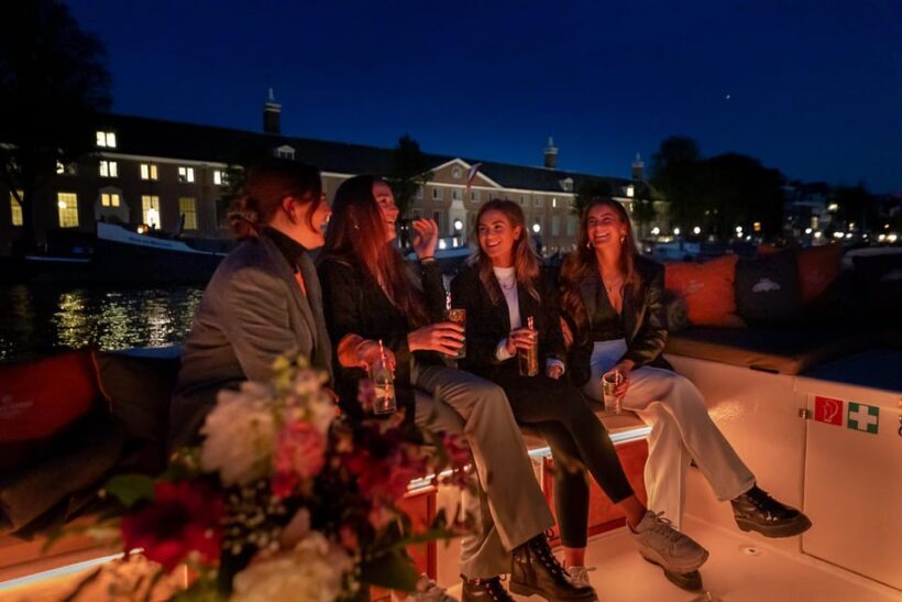 Amsterdam: Evening Canal Cruise with (Open) Bar on Board - Who Should Consider This Tour?