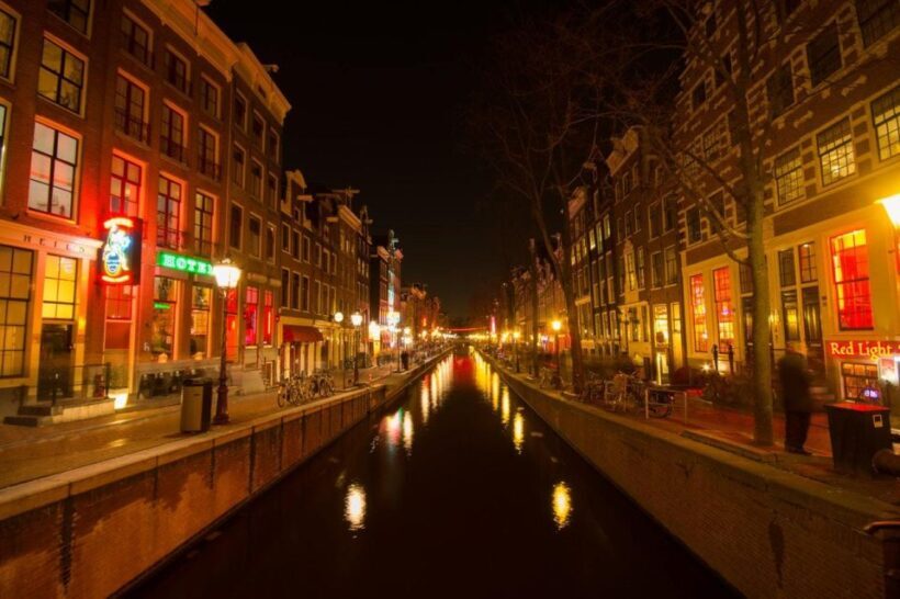 Amsterdam: Exclusive Red Light District Tour and Drink - Value and Pricing