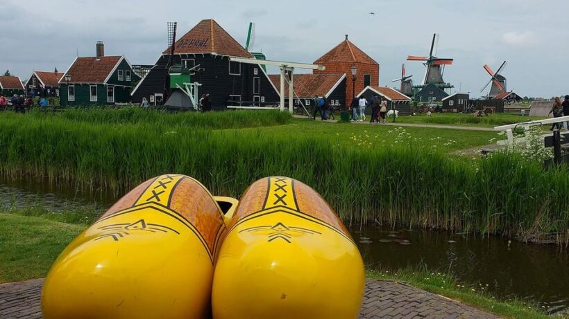 Amsterdam: Explore Zaanse Schans: Half-Day Luxury Coach Trip - Discovering Zaanse Schans: A Practical Look at the Half-Day Luxury Coach Trip