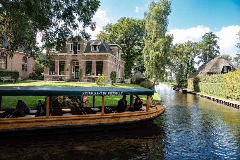 Amsterdam: Giethoorn Day Trip, Boat Tour, and Walking Tour - Discovering Giethoorn: An Authentic Dutch Escape from Amsterdam
