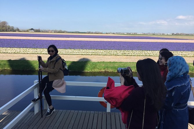 Amsterdam: Keukenhof Tulip Gardens and Giethoorn With Boat Tour - Tips and Considerations