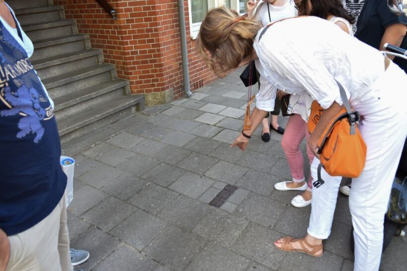 Amsterdam: Life of Anne Frank and Neighborhood Walking Tour - A Detailed Look at the Experience