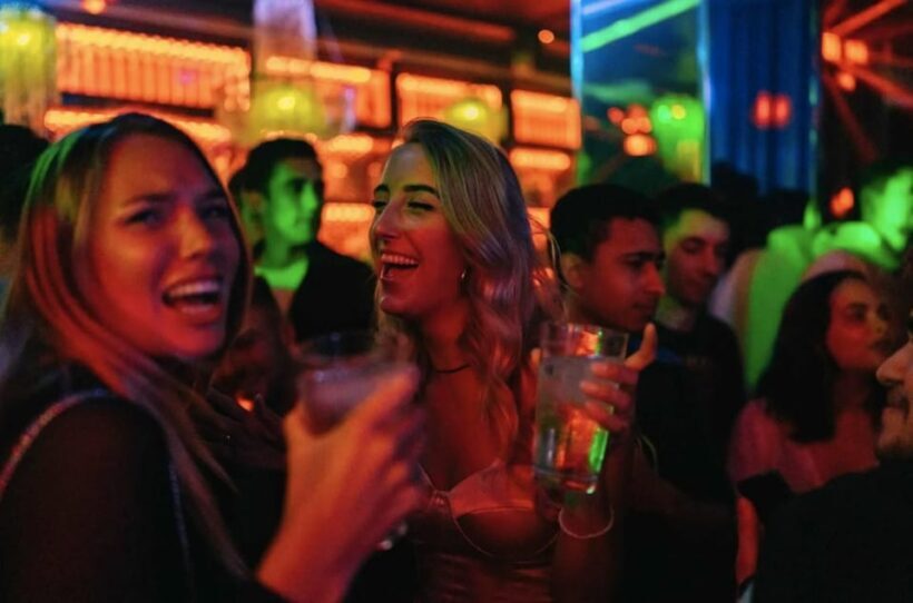 Amsterdam: Ludwig's Red Light Pub Crawl with VIP Club Entry - Practical Tips for Participants
