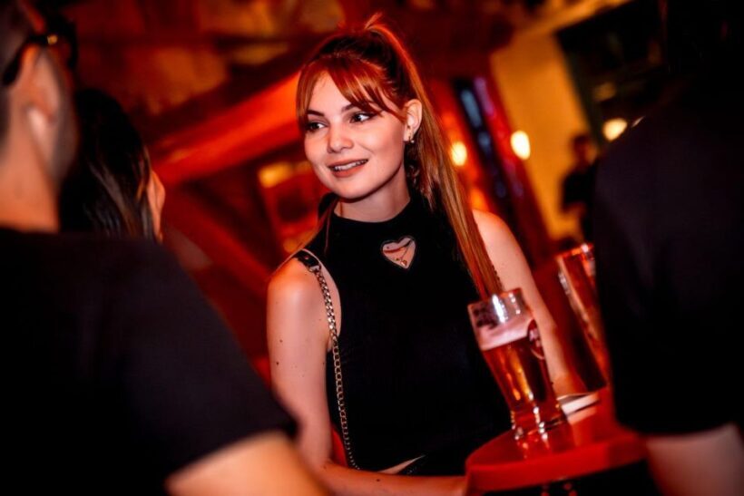 Amsterdam: Original Pub Crawl Party with VIP Entrance - The Sum Up