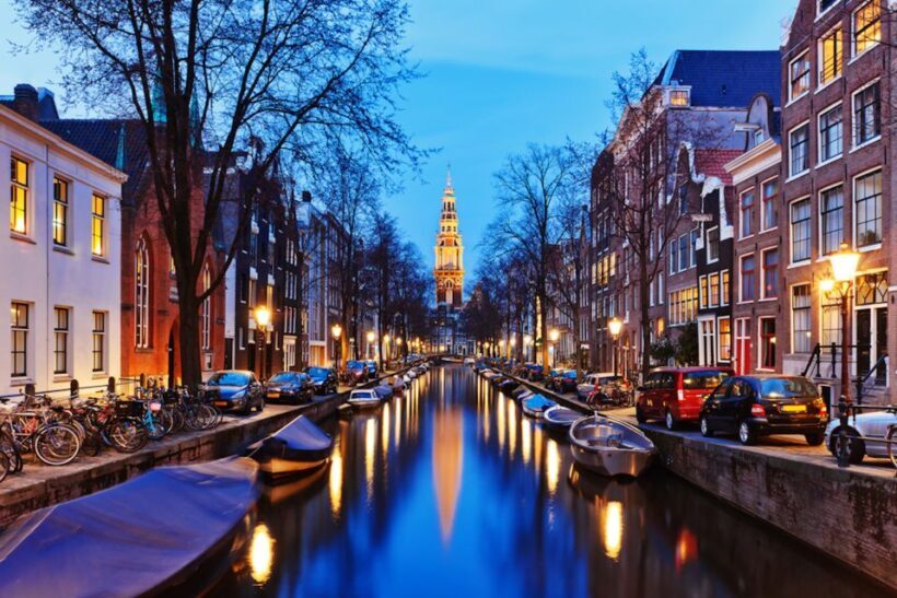 Amsterdam: Private Guided Walking Tour - The Starting Point: Dam Square and its Surroundings