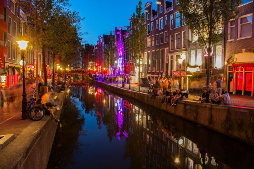 Amsterdam: Red Light District Walking Tour - A Closer Look at the Experience