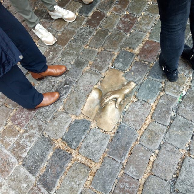 Amsterdam: Spanish Tour Unmasking the Redlight District - He Hua Tempel: A Cultural Gem