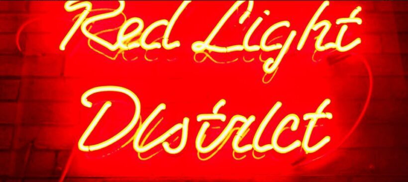 Amsterdam: Spanish Tour Unmasking the Redlight District - Nieuwmarkt Square & De Waag