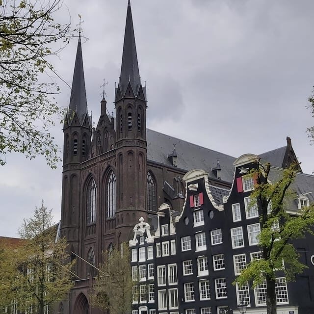Amsterdam: Spanish Tour Unmasking the Redlight District - Oudezijds Voorburgwal & Hidden Gems