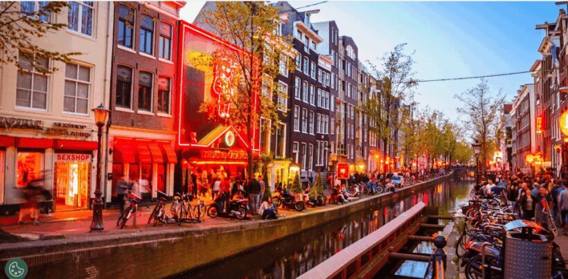 Amsterdam: Spanish Tour Unmasking the Redlight District - Finishing at Dam Square and the Royal Palace