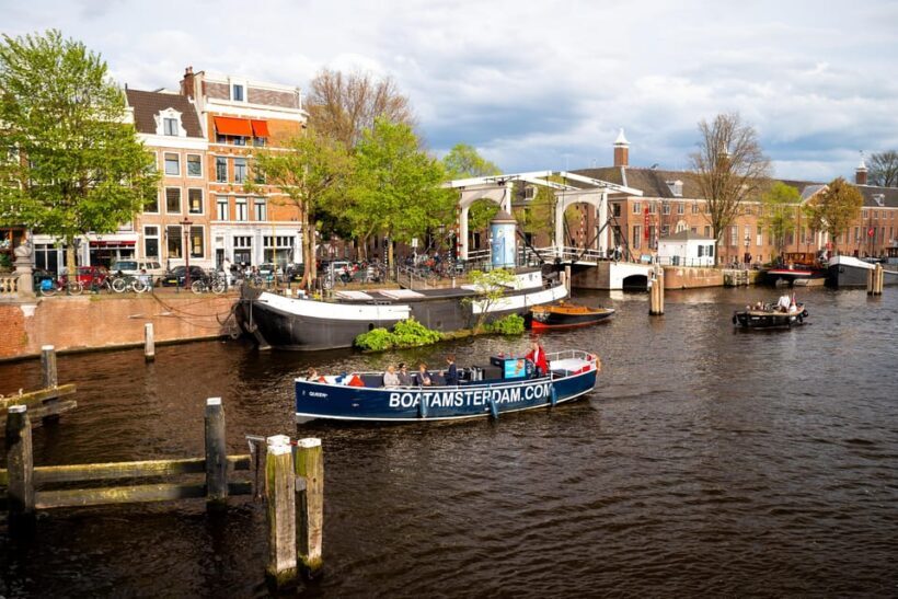 Amsterdam:Old City Canal Cruise with Live Guide and Open Bar - An In-Depth Look at the Old City Canal Cruise Experience
