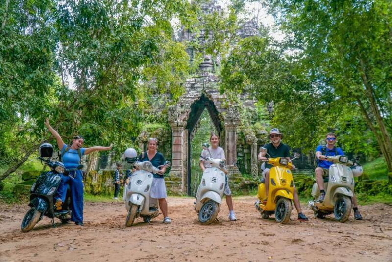 Angkor Wat: Guided Vespa Tour inclusive lunch at local house - Key Points