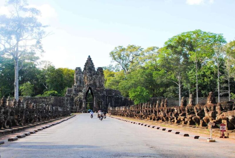 Angkor Wat Sunrise Main Temples Tour(Included Breakfast) - Who Should Consider This Tour?