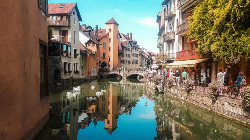 Annecy: Traditional Food Group Walking Tour - Key Points