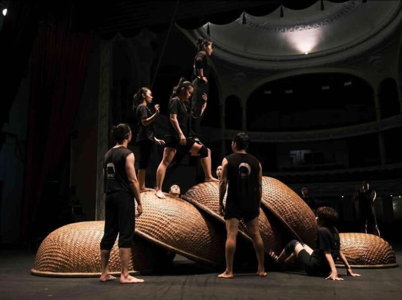 AO Show Lune Production, Buffet Dinner & Night City Tour - The Seafood and BBQ Buffet: A Meal to Remember