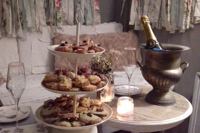 Aperitif dinner in a bohemian caravan - Key Points