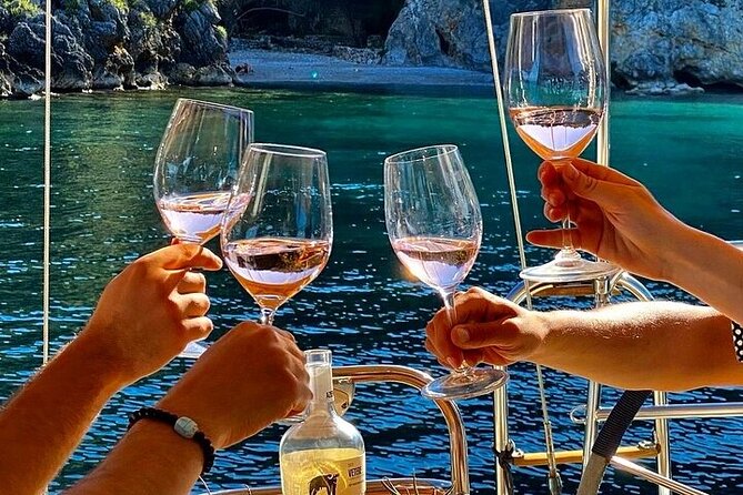Aperitif on a boat at sunset in Palinuro - Key Points