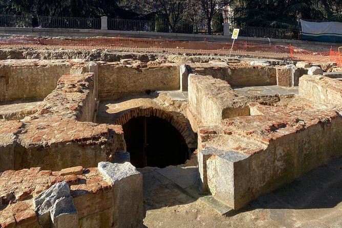 Architecture Tour Old Madrid, From the Arabs to the Borbons, Trough the Austrias - Convenient Meeting and End Points