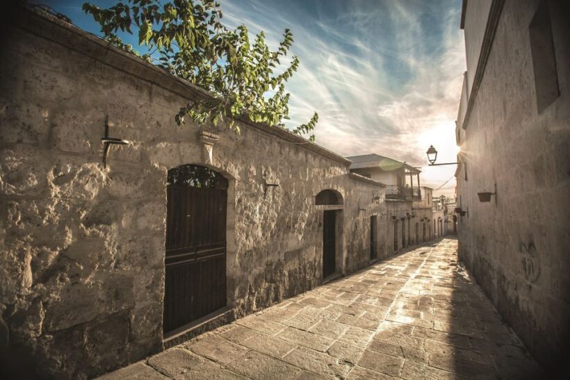 Arequipa: Walking Tour and Santa Catalina Monastery - The Main Plaza de Armas and Its Charm
