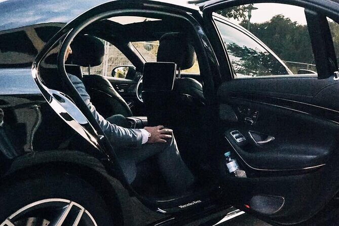 Arrival Transfer: Airport OOL to Gold Coast by Business Car - Key Points
