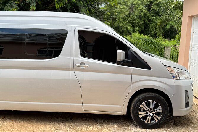 Arrive in Style Montego Bay Roundtrip Transfer - A Closer Look at the Experience