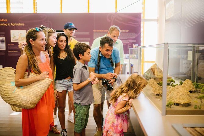 Aruba Downtown Historic and Cultural Walking Tour - Havenstraat & Wilhelminastraat: Local Eats and Residential Charm