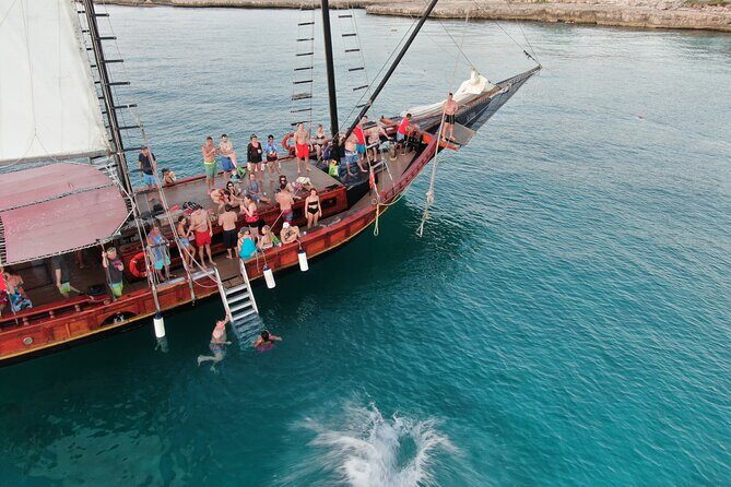 Aruba Jolly Pirate Afternoon Sail with Snorkeling - The Crew and Atmosphere