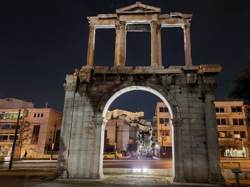 Athens: City Highlights Nighttime Walking Tour in Spanish - Key Points