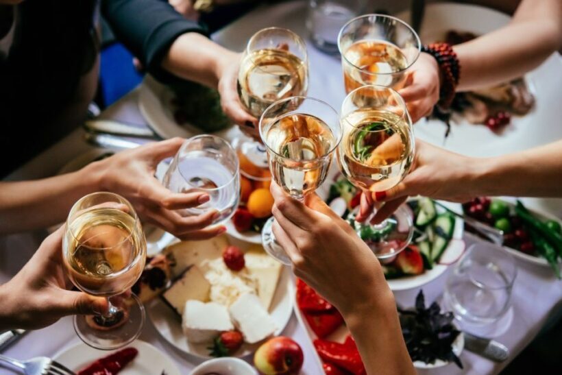 Athens: Evening Guided Walking Tour with Plaka & Dinner - The Itinerary: A Well-Curated Evening in Athens