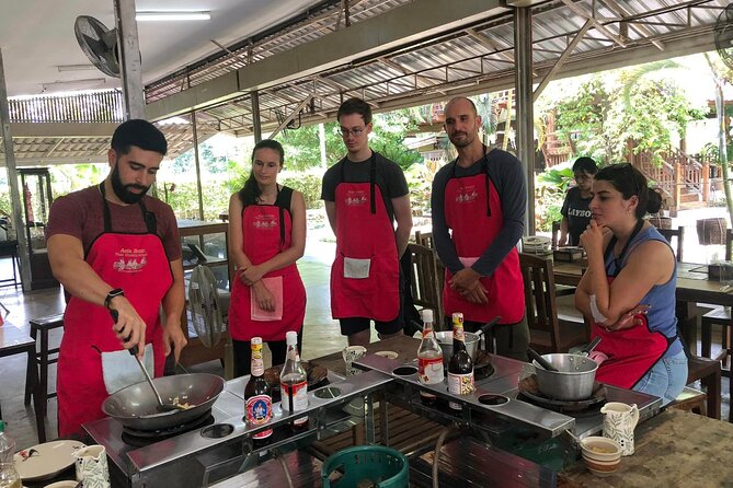 Authentic Thai Cooking Class and Farm Visit in Chiang Mai - What You’ll Experience Step-by-Step
